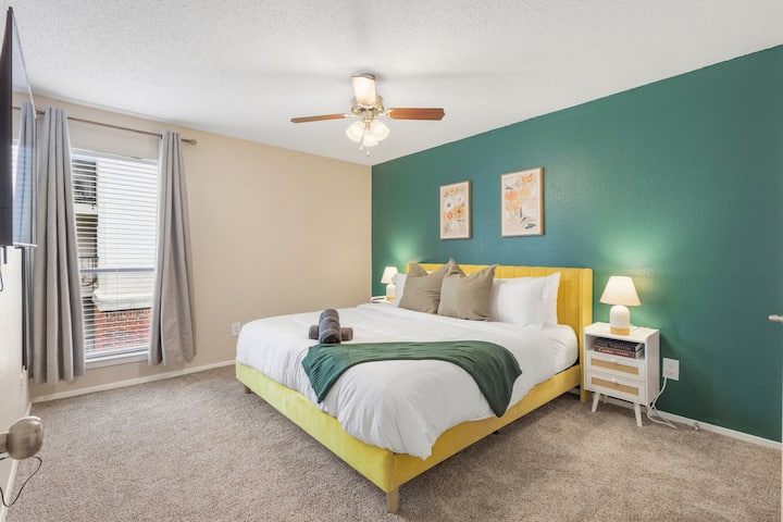 Stylish Retreat Near At&t Stadium | King Bed & Gym - Grand Prairie, TX