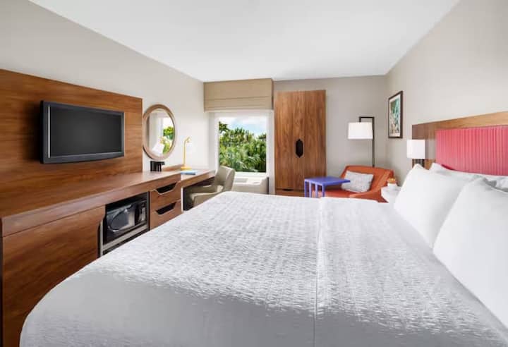 *Near Beaches + Free Breakfast & Outdoor Pool - Fort Lauderdale, FL
