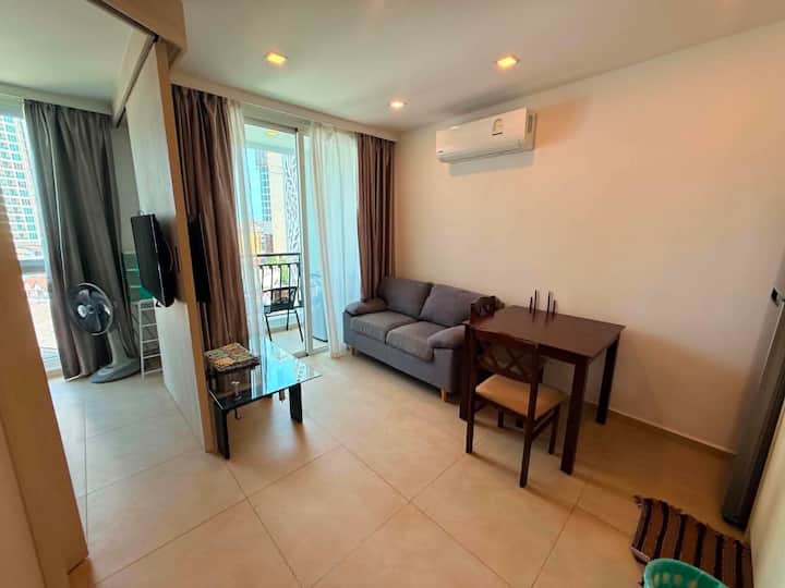 Cozy High Floor Retreat With Pattaya City View - Pattaya