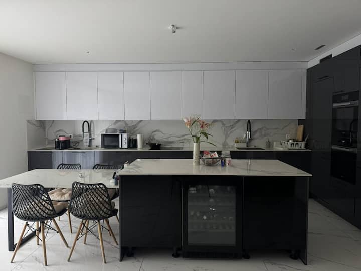 Rare Zurich Gem: 3br + Ac + Walk To Old Town - زيورخ