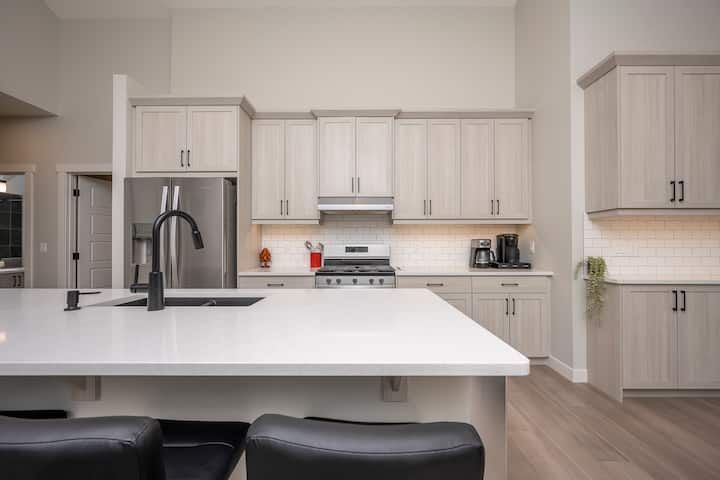 Designer 2 Bedroom Retreat With Stunning Views - Cochrane