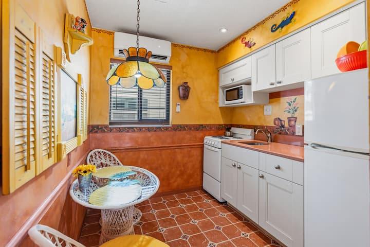 Tropical Retreat + Pool Steps From The Beach! - Fort Lauderdale, FL
