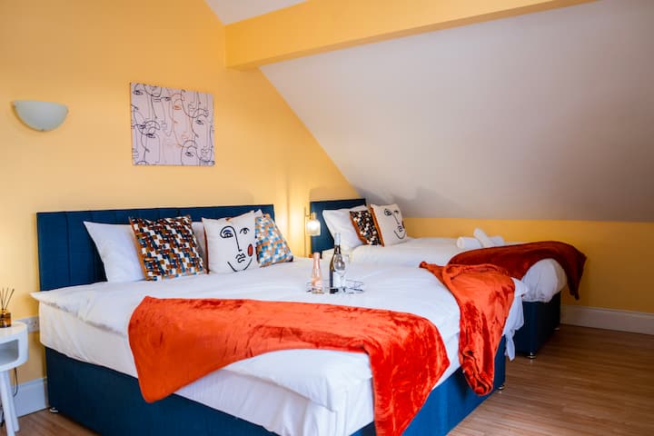 Free Parking | Business & Family Stays, Sleeps 10 - Northampton