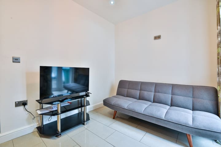 Modern 3-bed House With Courtyard, Treforest - South Wales