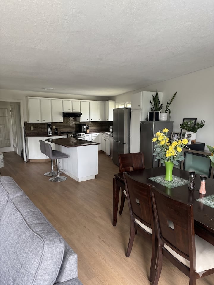 2bed (1 King) + Free Parking + 3 Min From Dt - Calgary