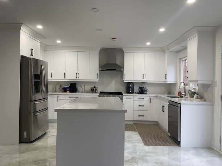 Entired Modern Home | Main & 2nd Floor - ヴォーン