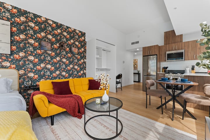 The Floral Loft | Stylish Downtown Edmonton - Canada