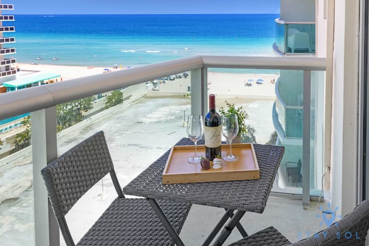 Best Stay - Stunning View Apt • Balcony & Pool - Hollywood, FL