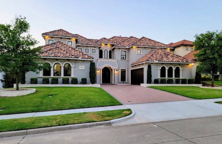 2 Story Pool Home In Private Gated Community. - Carrollton, TX