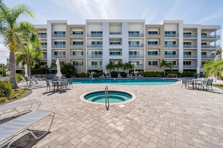Modern Bayfront Condo With Pool & Balcony View - Sarasota, FL