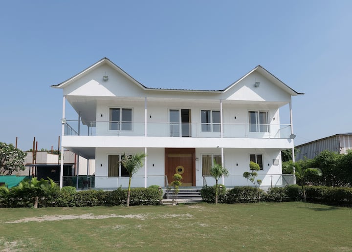 The Courtyard - 5 Bhk Luxe Farm | Pool & Chill - Noida