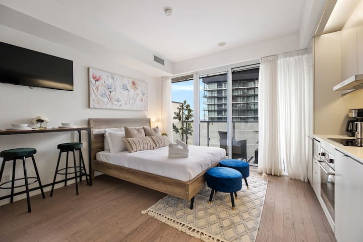 Stylish Toronto Entertainment District Retreat - Toronto, ON