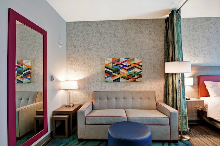 *Steps To Daytona Speedway + Free Breakfast & Pool - Daytona Beach, FL