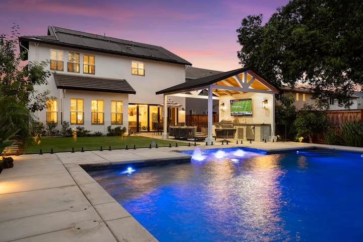Modern Farmhouse Retreat In Crocker Village - Sacramento, CA