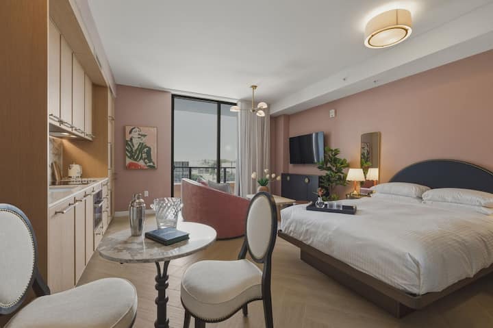 Designer Wynwood Studio | Pool, Gym & Balcony - Miami, FL