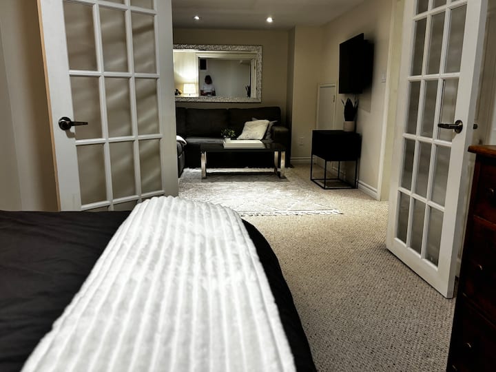 Private Apartment Parking, Wifi, Self Check In. - Barrie