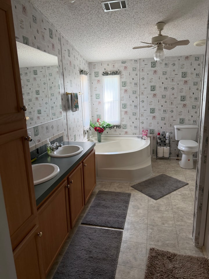 Paradise Lake Retreat - DeFuniak Springs, FL