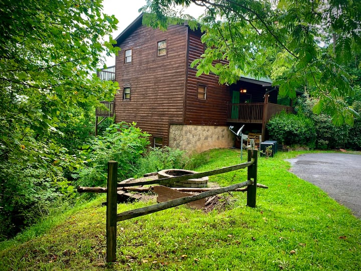 Cabin Getaway On 4 Floors! - Wears Valley, TN