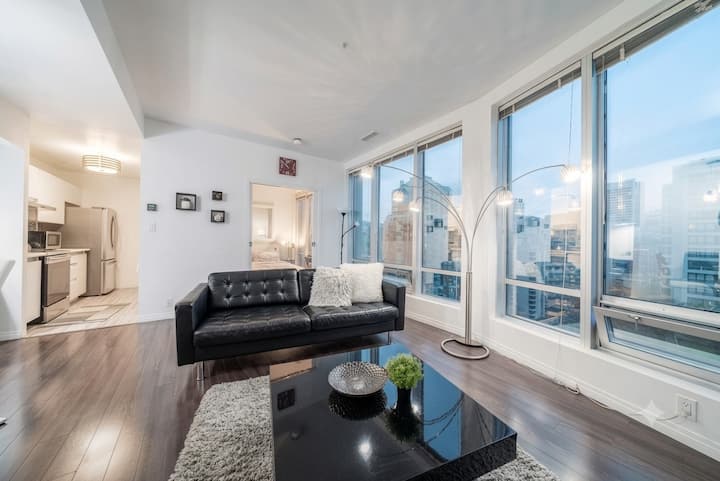 Modern 2br Condo Downtown Core/ Free Parking / Gym - Vancouver