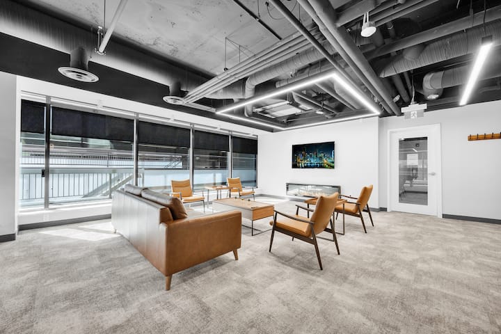 Modern Downtown Suite | Sauna & Gym Access - Canada
