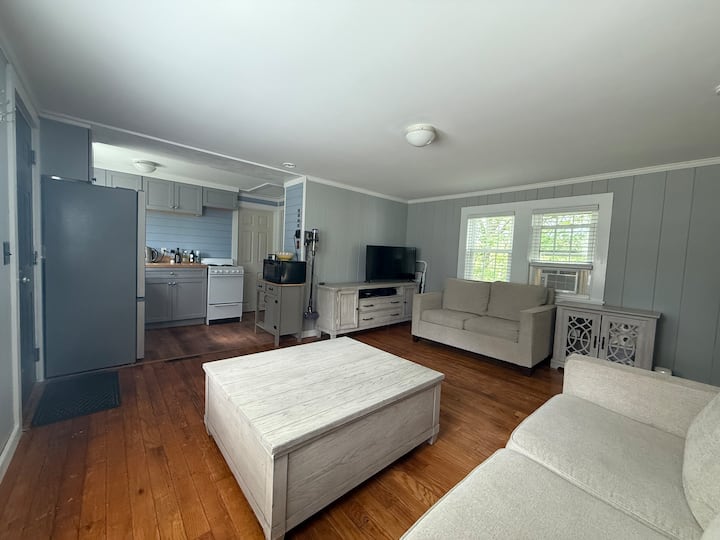 Charming 2 Bedroom Cottage By The Pond - Eastham, MA