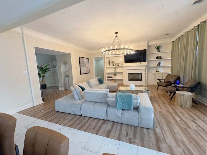 Event Friendly House/ 8 Beds / Sitting On A Lake - Crosby, TX