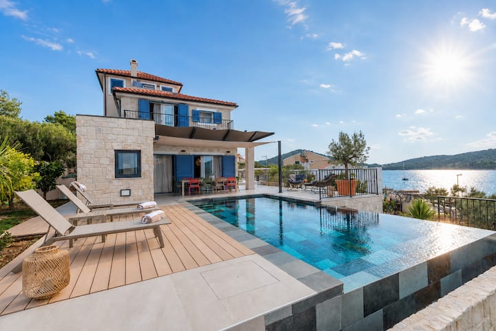 Pax & Bonum | Infinity Pool & Private Seafront - Jezera