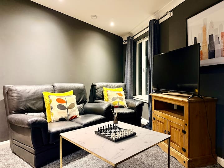 Spacious 4bed Residency, Parking, Sleeps 8 - Edinburgh