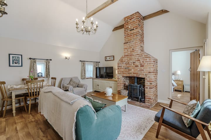 Blackbird Cottage | Charming Holt Retreat - Holt