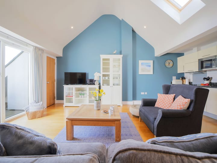 Crows Nest - Central Porthleven - Praa Sands