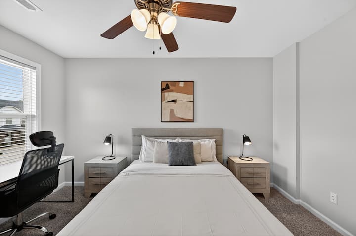 Bright, Modern 2 Bedroom Home Away From Home - クラークスビル, TN