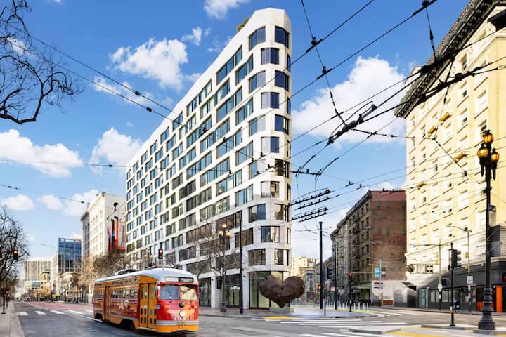 *Downtown San Francisco Stay + Rooftop Bar & Gym - San Francisco, CA