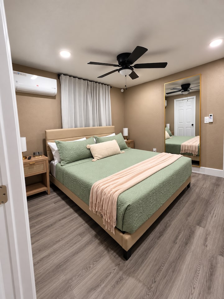 Private Guesthouse With King Bed & Private Yard. - Riverview, FL