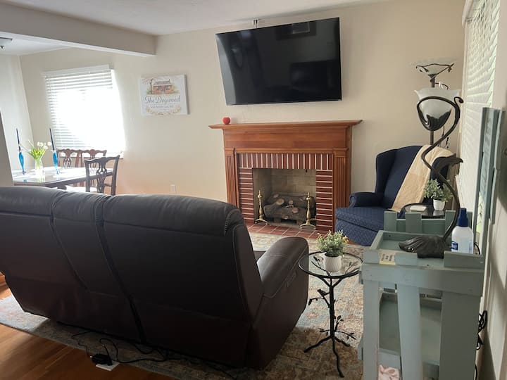 Upscale Living In A Quiet Desirable Neighborhood! - Huntington, WV