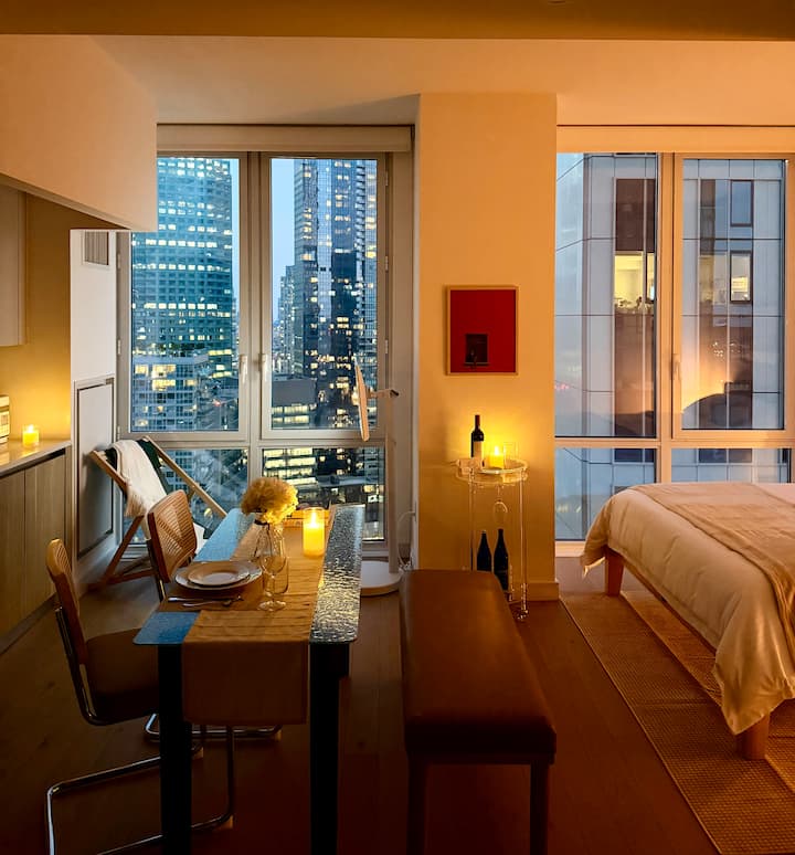 Contemporary Skyline Apartment With Thuma Bedding - New York City