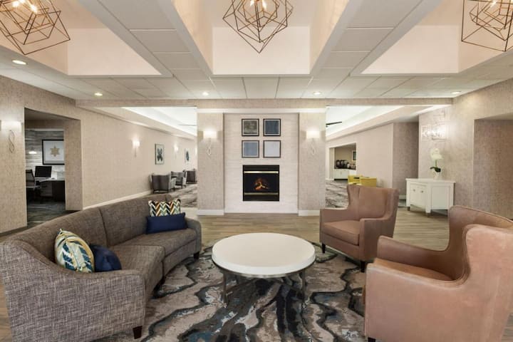 *Near Golfland | Pool Free Breakfast. Full Kitchen - Roseville, CA