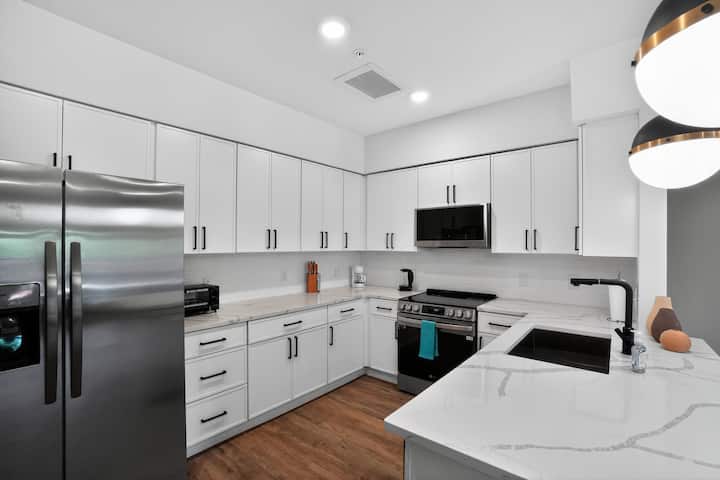 Stylish 1-bedroom Featuring Contemporary Finishes. - Austin, TX