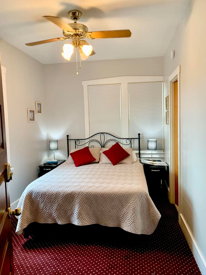 Cozy Queen 102 - South Haven, MI