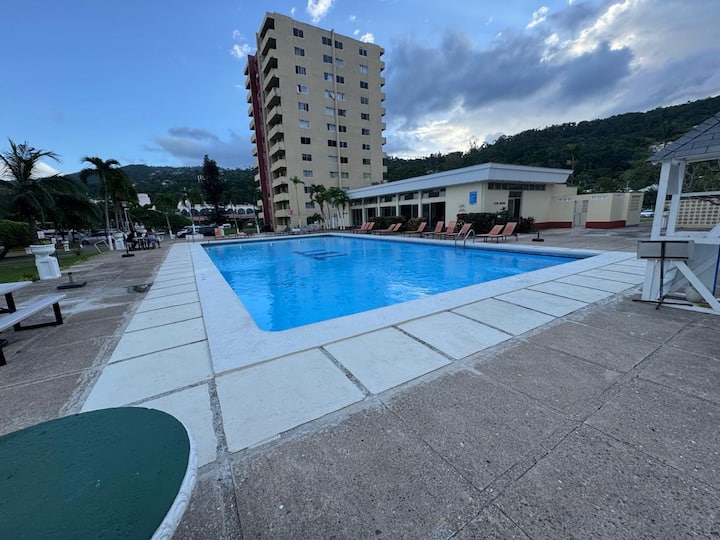 Turtle Towers 1 Bedroom Studio, Pool And Beach - Ocho Rios