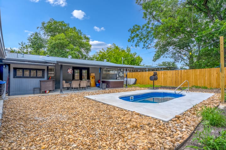 Poolside Oasis In Central Sa With Game Room - San Antonio, TX