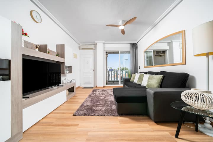 Sunny Getaway With Pool & Rooftop - Villamartin