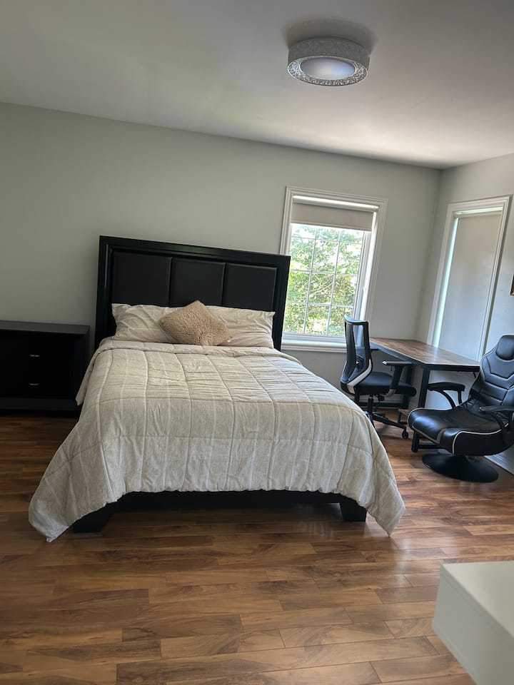 R4 - Elegant Lux Private Room W/ Attached Washroom - Ajax