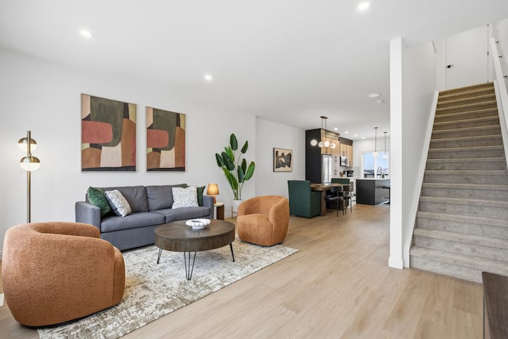 Modern Luxe 4br + 3.5 Bath Townhome | Ac | Garage - Airdrie