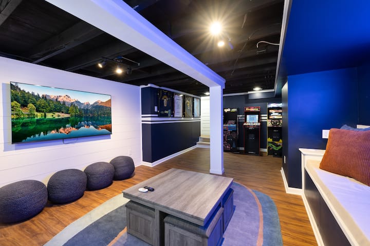 Hot Tub & Arcade | Minutes To Downtown - Indianapolis, IN
