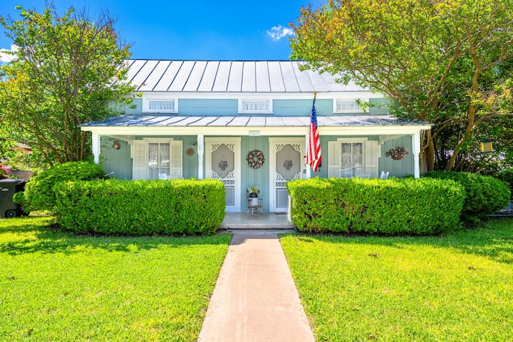 Blue Cottage - 4 Blocks From Main Street - Fredericksburg, TX