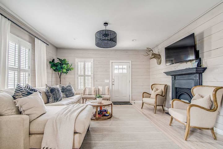 Moon Struck Manor - Sleeps 12 & Short Walk To Main - Fredericksburg, TX