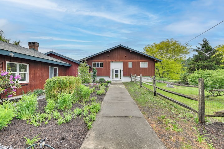 3 Acres, Mtn Views, Hot Tub, Steps To Winery - 레녹스