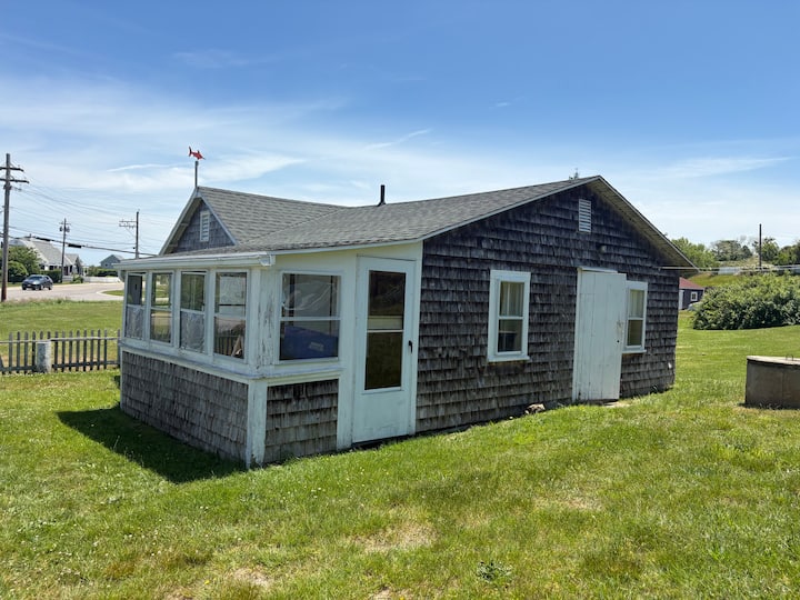 Ocean Ave Bungalow | 2br | Walk Into Town - New Shoreham, RI