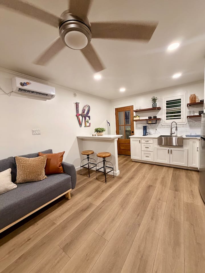 Private Studio + Full Kitchen | 7 Mi To Iah - Houston, TX