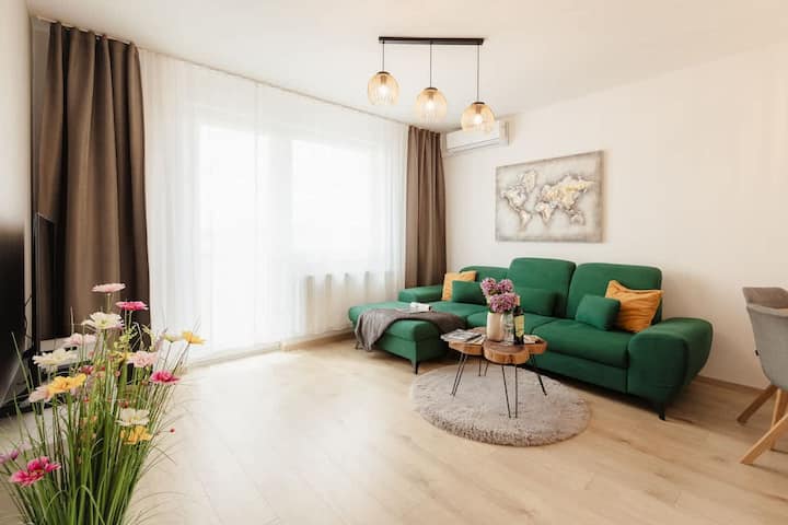 Cozy 1br Near Airport W/ Balcony - Bratislava